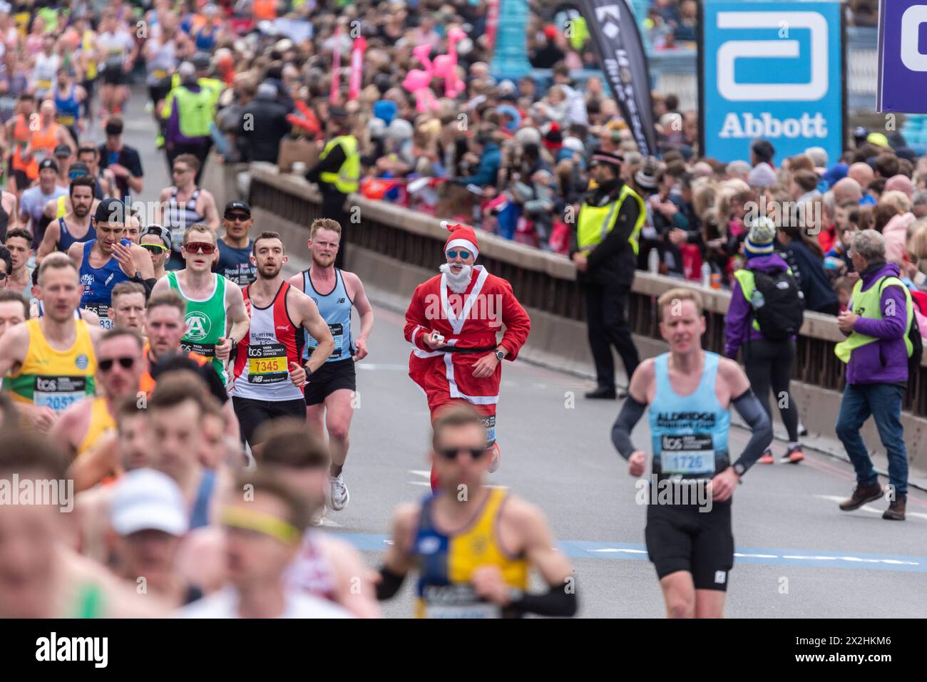 Mass of club runners and fun runners competing in the TCS London ...
