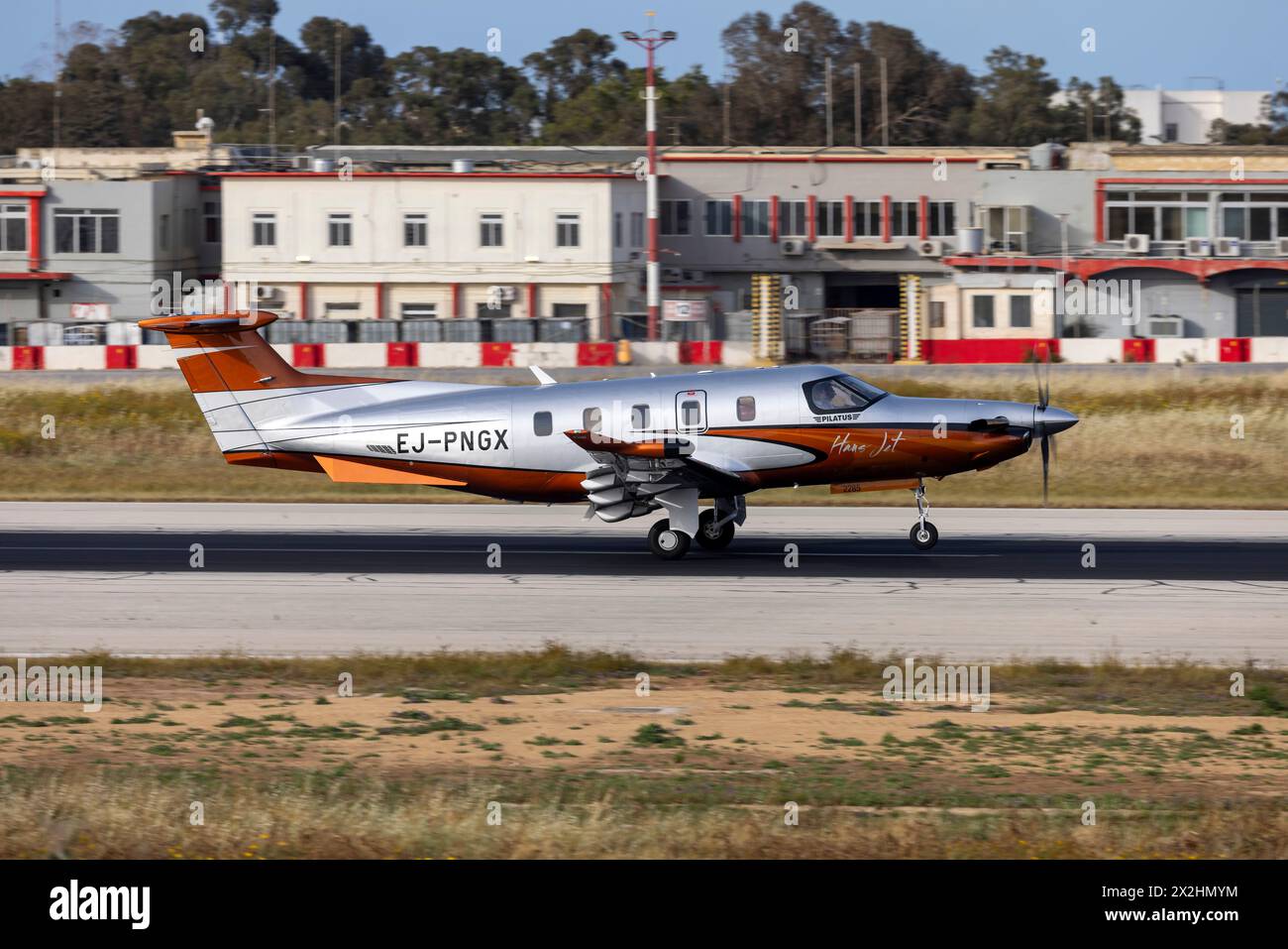 Hans Jet Pilatus PC-12 NGX (REG: EJ-PNGX) arriving from Olbia Costa ...