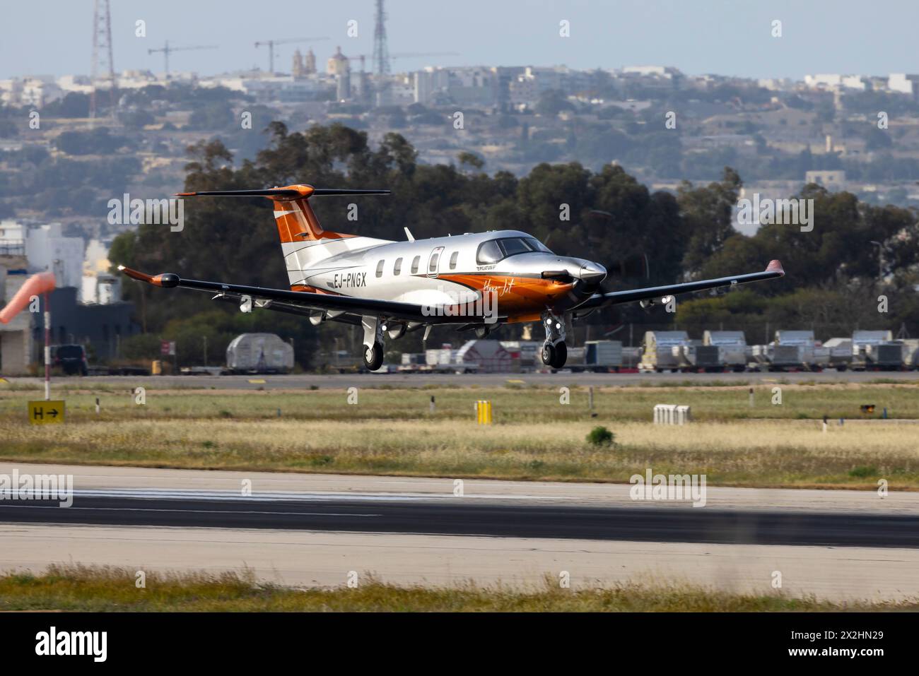 Hans Jet Pilatus PC-12 NGX (REG: EJ-PNGX) arriving from Olbia Costa ...