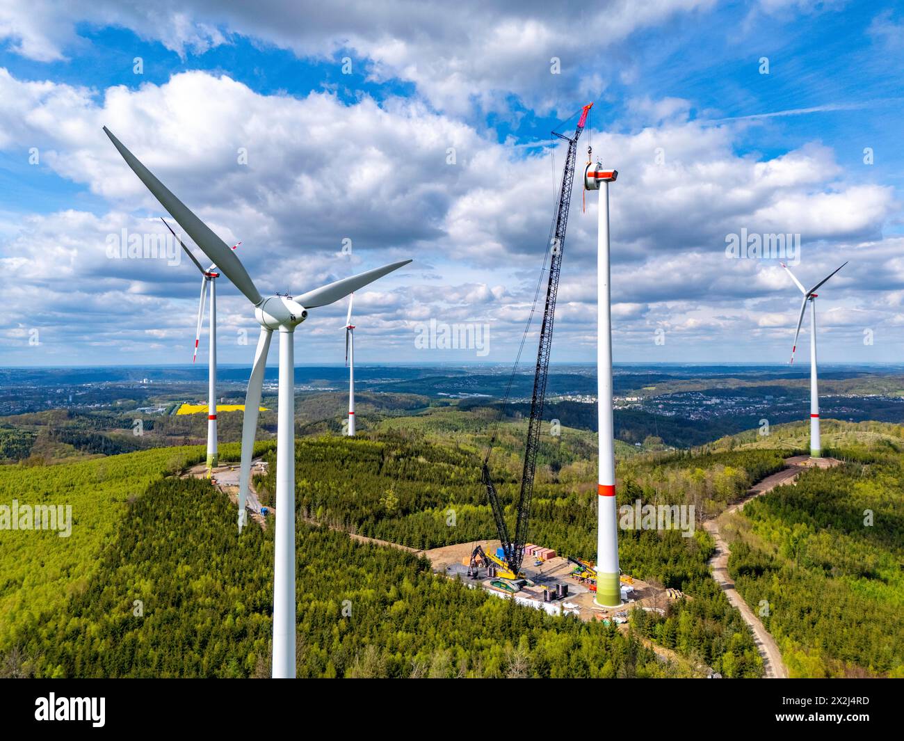 Erection of a wind turbine, wind energy plant, assembly of the ring ...