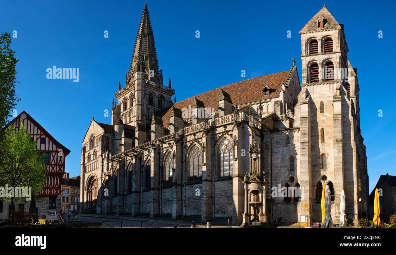 Cathedral surroundings hi-res stock photography and images - Alamy
