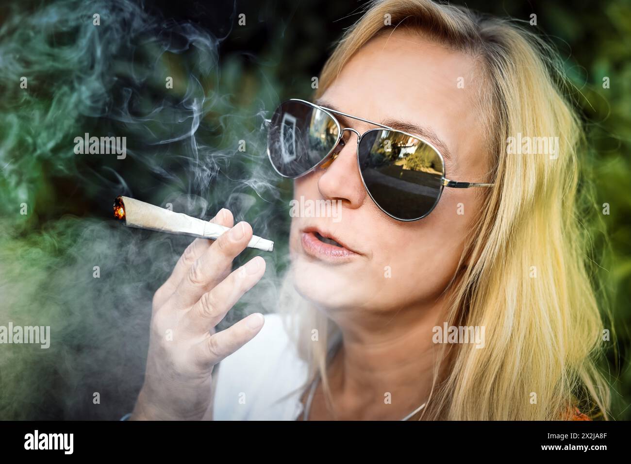 Smoking joint hi-res stock photography and images - Alamy