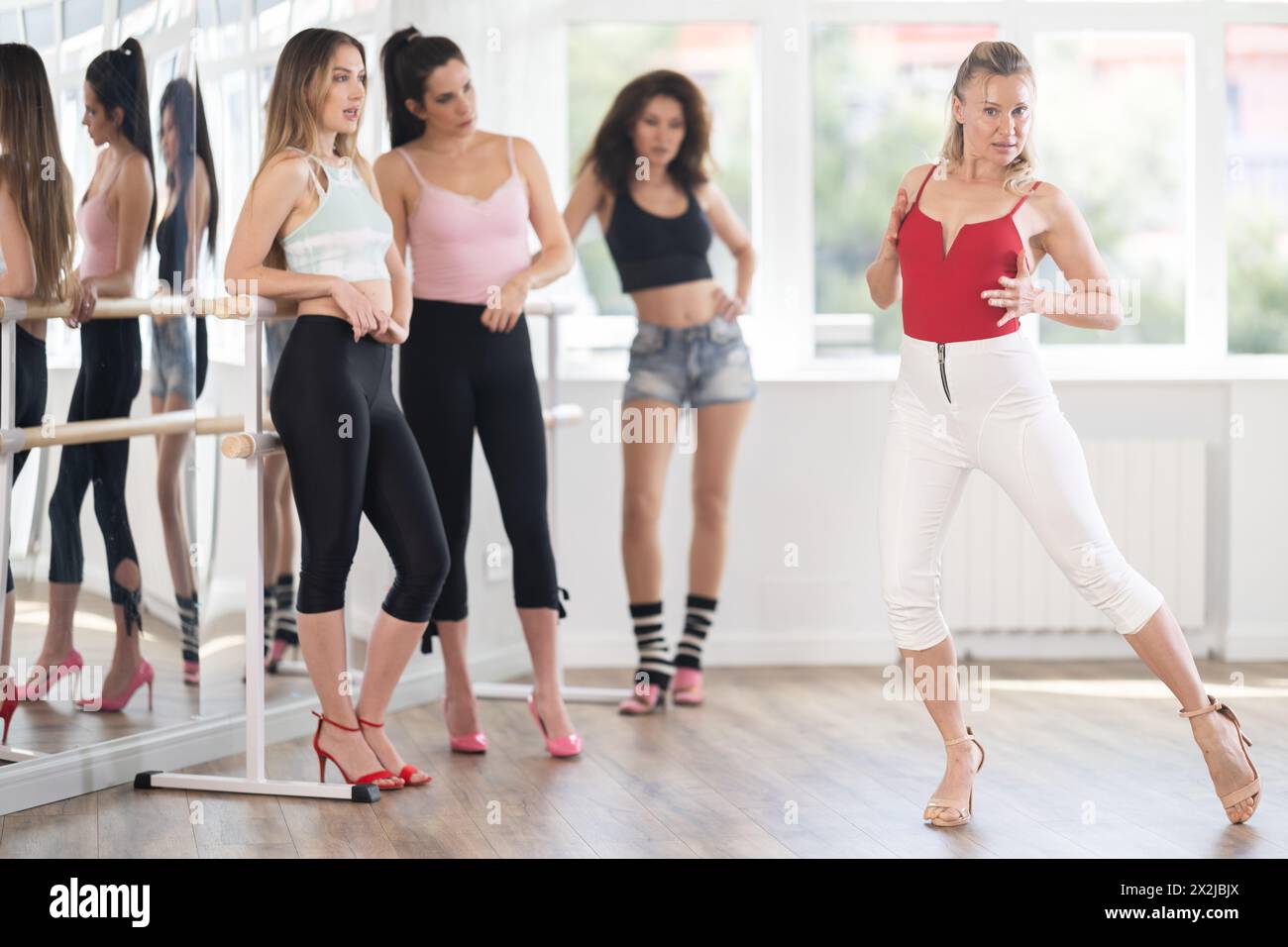 Adult woman shows high heels dance to group Stock Photo - Alamy