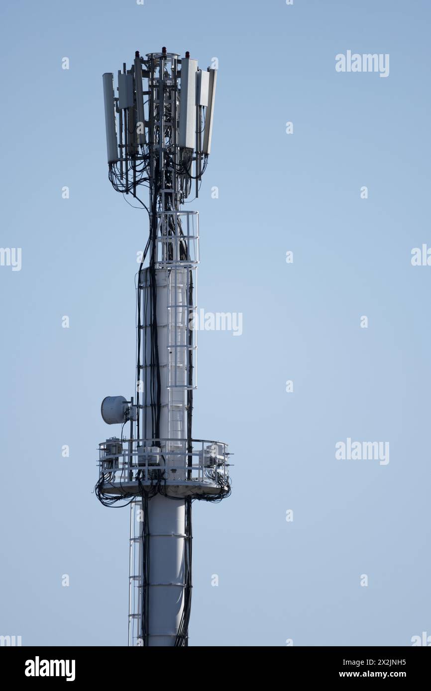 Mobile telephony consists of the combination of a network of radio transmitting or receiving ...