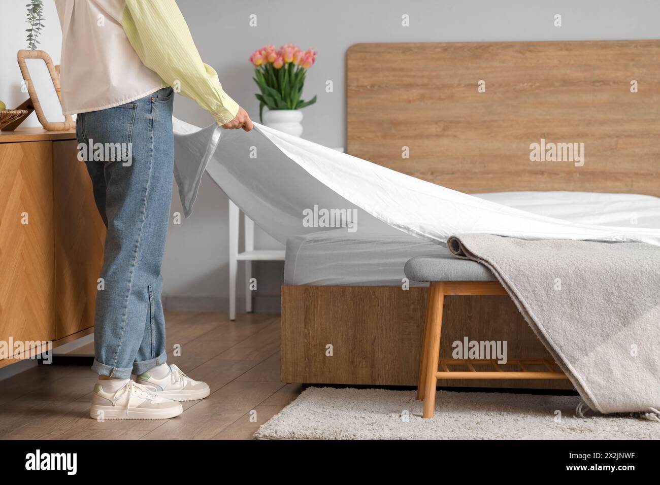 Woman house cleaning making bed hi-res stock photography and images - Alamy