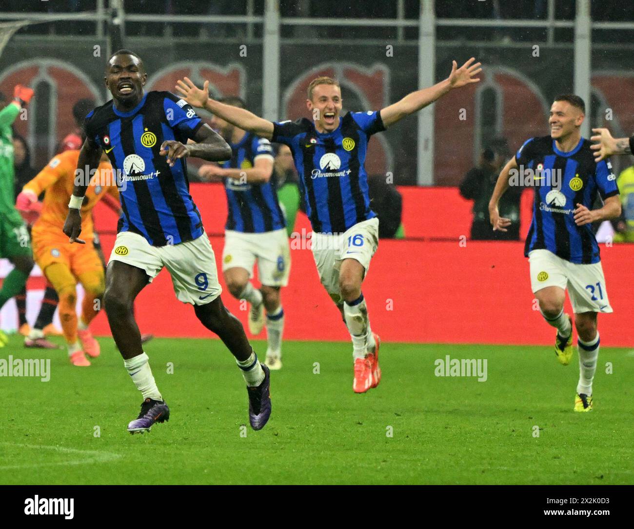 Milan, Italy. 22nd Apr, 2024. FC Inter's players celebrate at the end ...