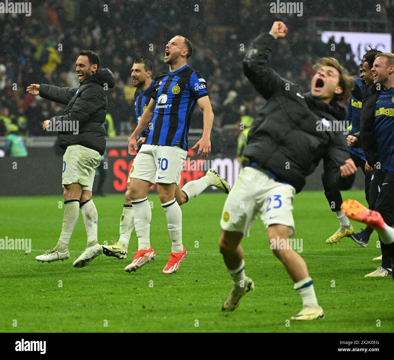 Milan, Italy. 22nd Apr, 2024. FC Inter's players celebrate at the end ...
