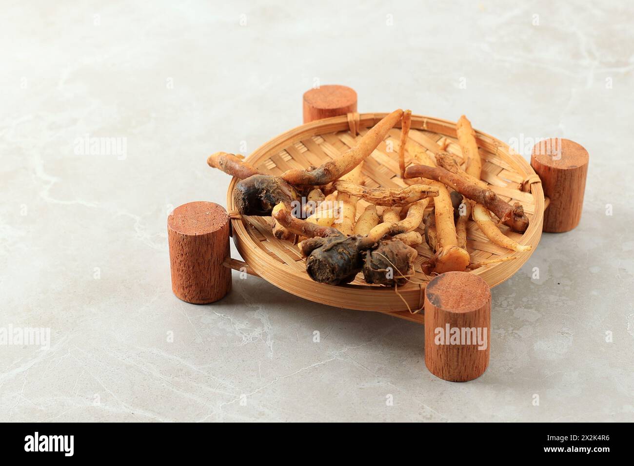 Finger Root Temu Kunci in Bamboo Plate on Grey Background Table Stock ...