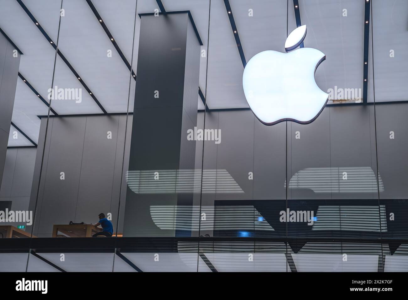 Apple store facade hi-res stock photography and images - Alamy