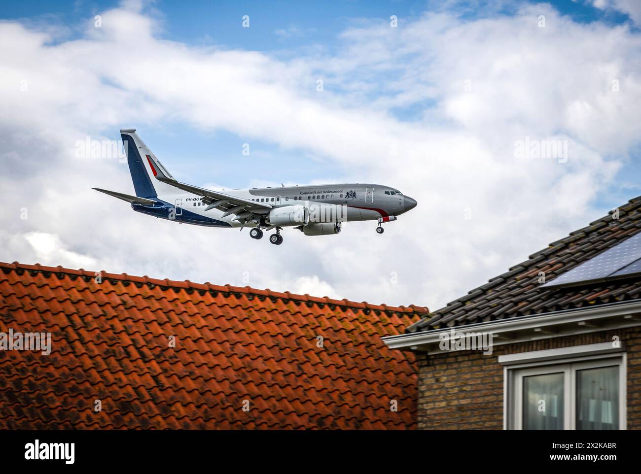 SCHIPHOL - The Dutch government aircraft flies low over homes, just ...