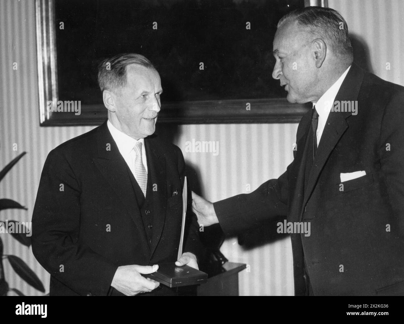 Professor for thermodynamics hi-res stock photography and images - Alamy