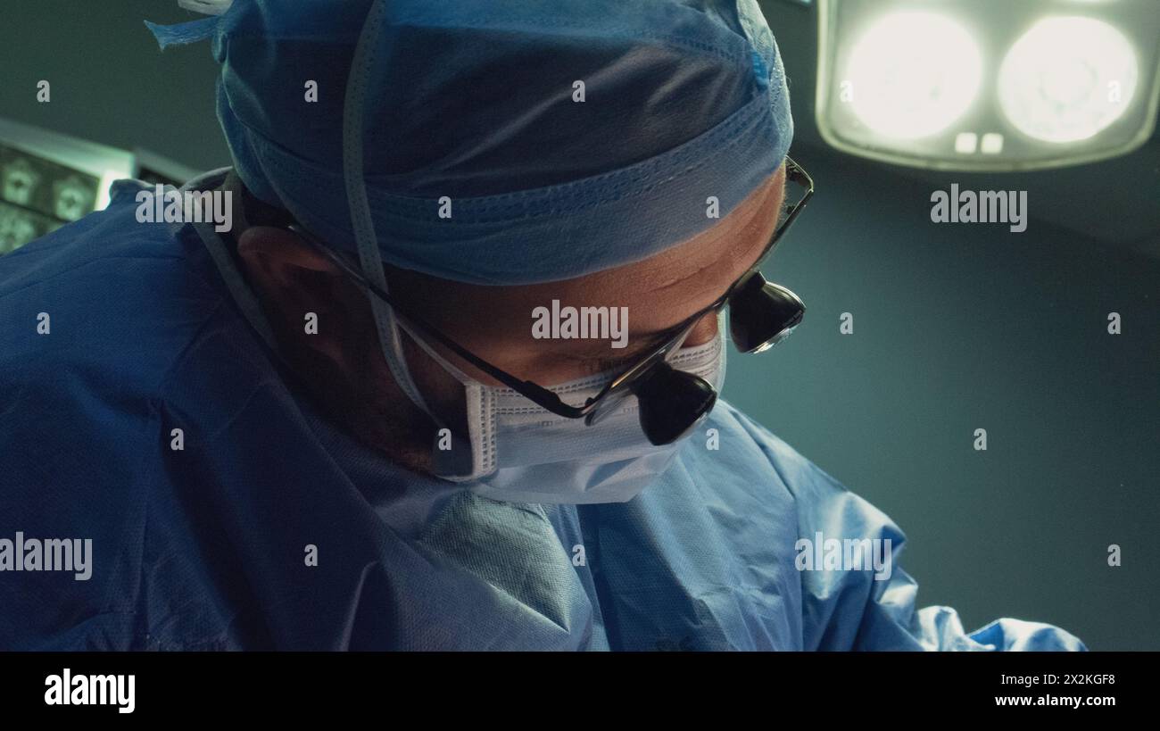 Surgeon during operation hi-res stock photography and images - Alamy