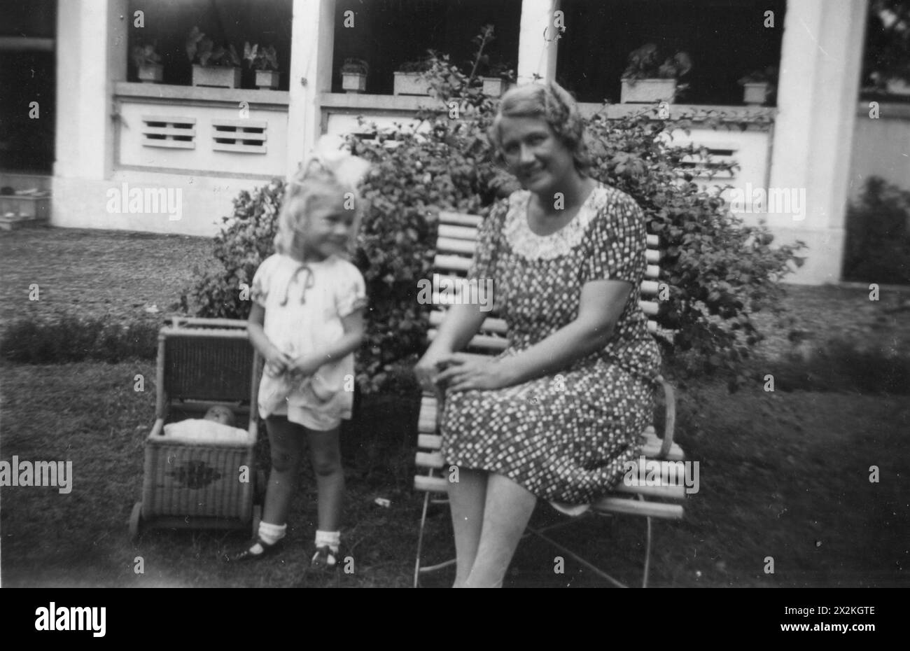 Schmidt-Lienhardt, Wilhelmine, German stock trader, with her daughter ...