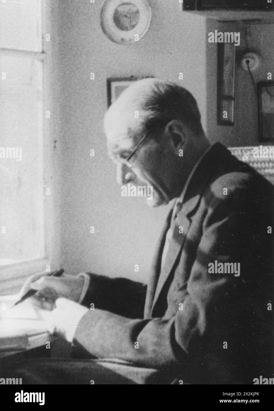 Schaukal, Richard von, 27.5.1874 - 10.10.1942, Austrian poet, al desko ...