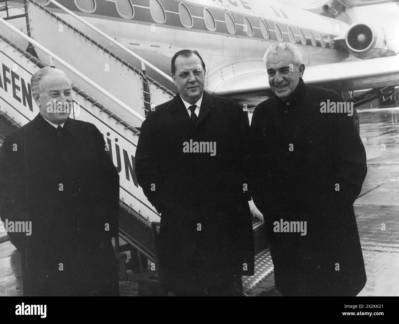 Airports 1960s hi-res stock photography and images - Alamy