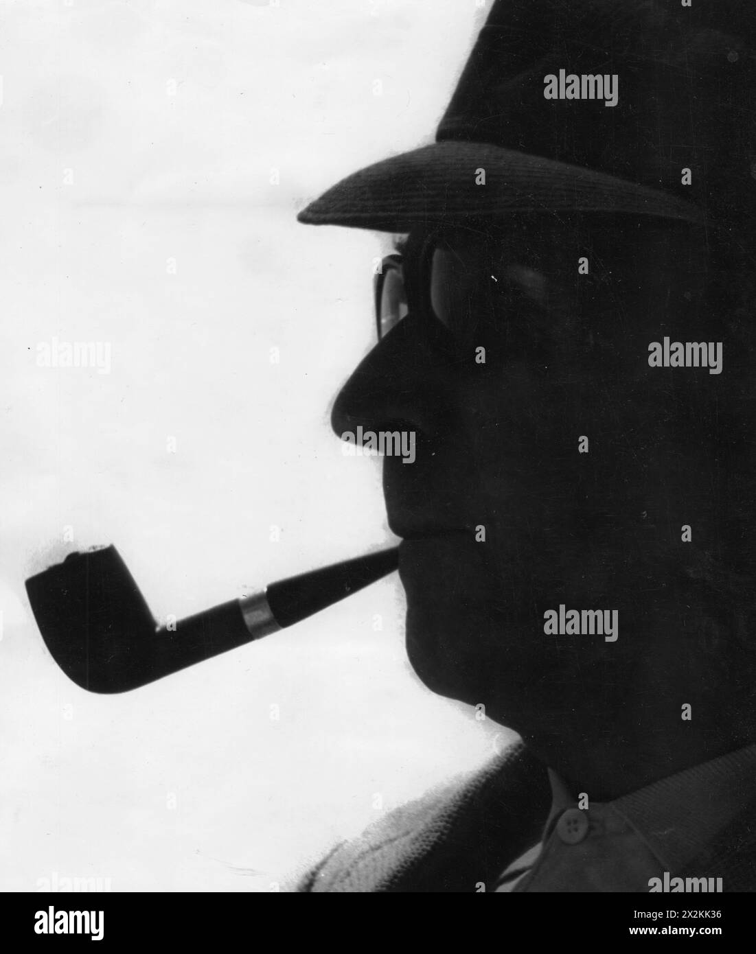1950s man with pipe hi-res stock photography and images - Alamy