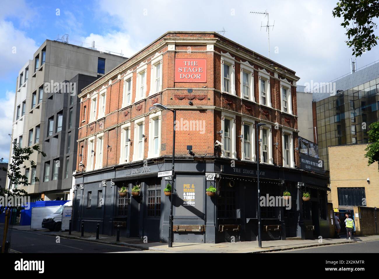 Stage door pub hi-res stock photography and images - Alamy
