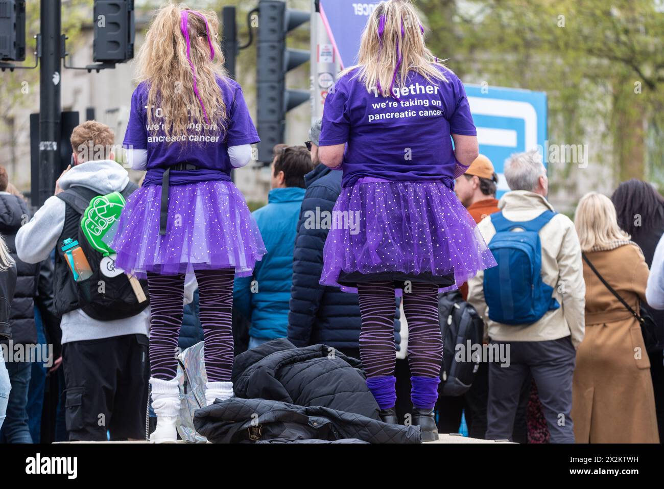 Marathon supporters hi-res stock photography and images - Alamy