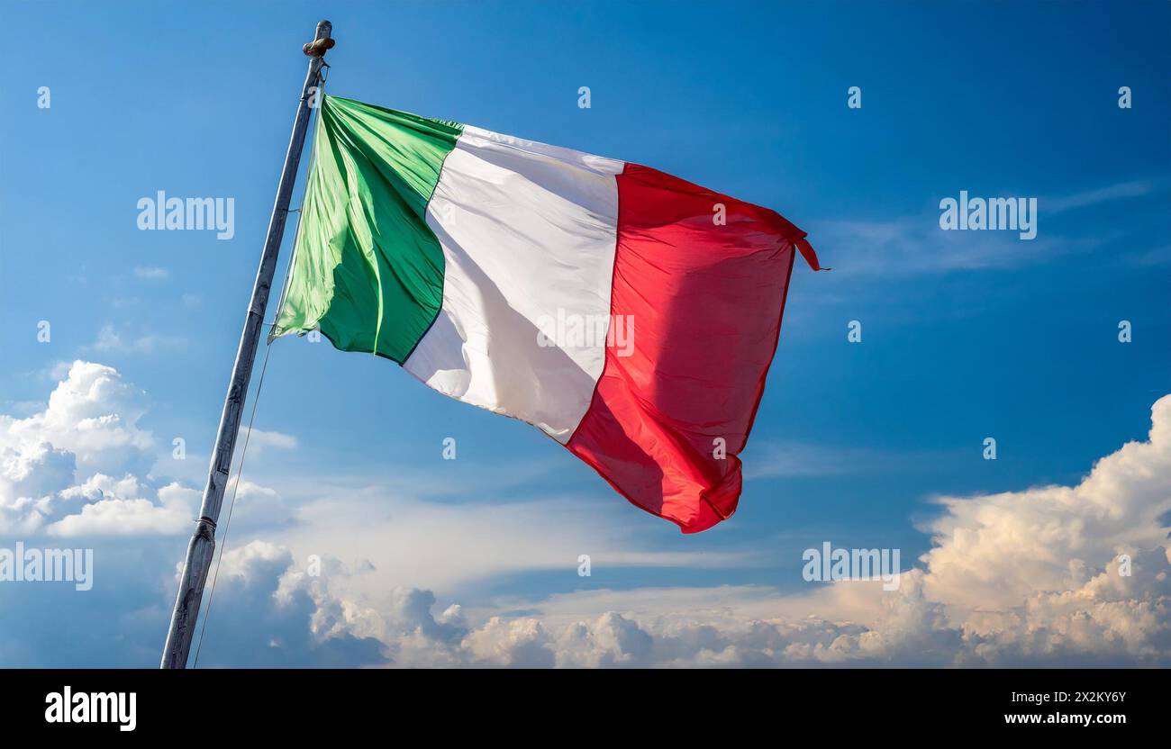 Die Fahne von Italien flattert im Wind, isoliert gegen blauer Himmel ...