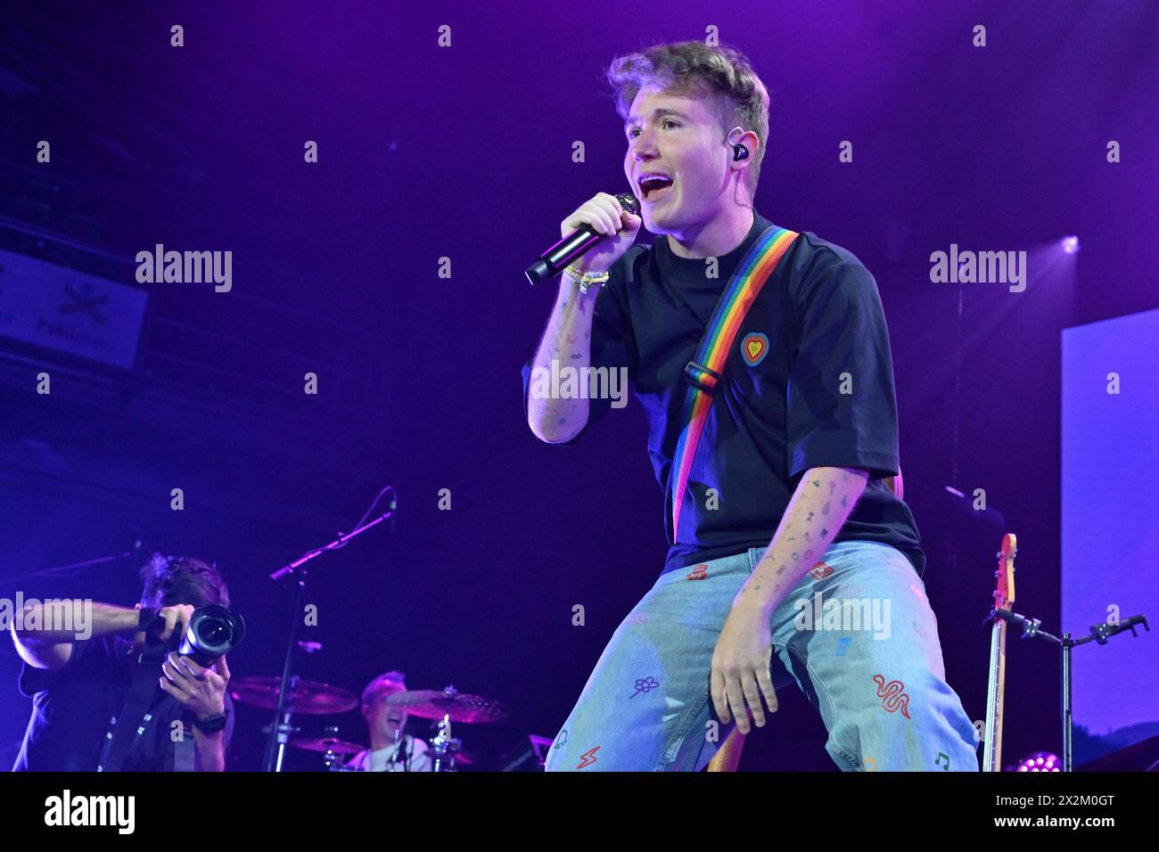Italian singer Alfa performs during Alfa - Non so chi ha creato il ...