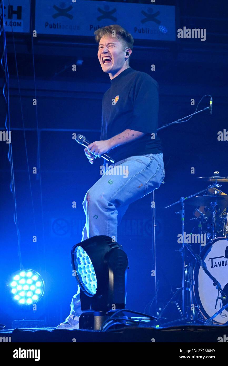 Italian singer Alfa performs during Alfa - Non so chi ha creato il ...