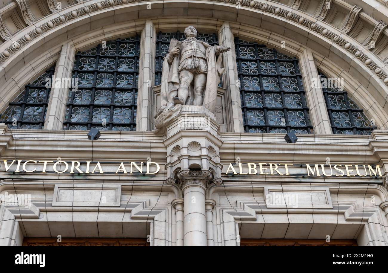 London museum entrance sign hi-res stock photography and images - Alamy