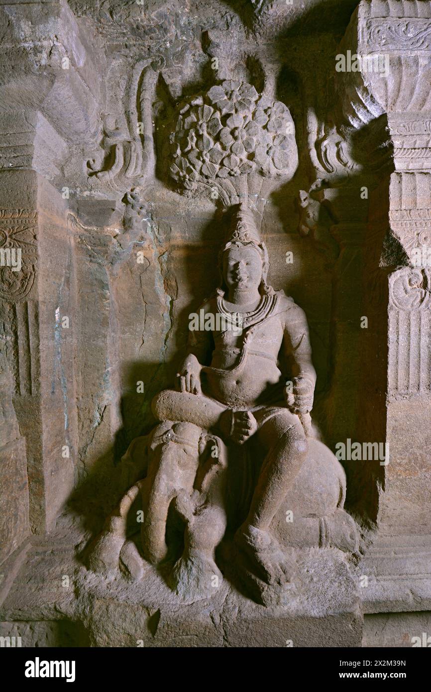 Ellora Jain Caves: Cave No 34 Kamatha's attack on Parsvanatha, Left ...