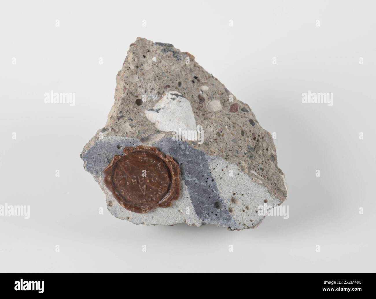 Stein der Berliner Mauer mit Siegel des MfS *** Berlin Wall stone with ...
