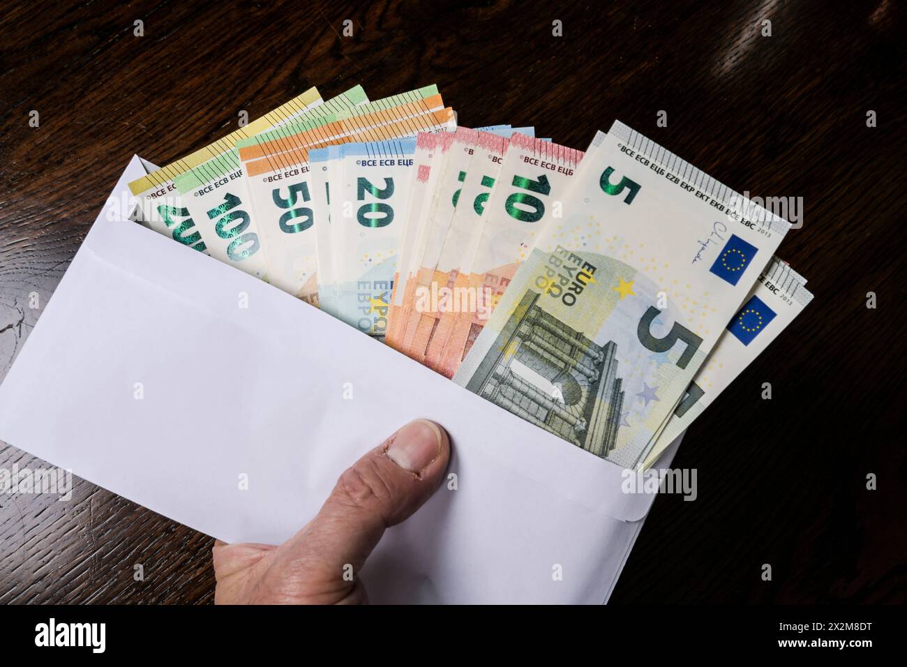 Umschlag voller Geld, Symbolfoto Gehaltstüte, Bestechlichkeit Stock ...