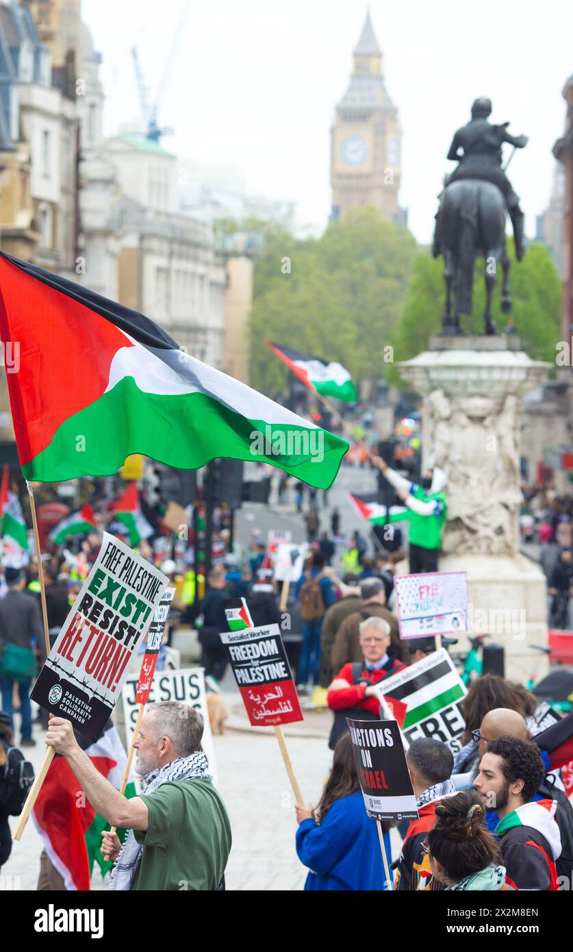 Protesters march palestinian flags hi-res stock photography and images ...