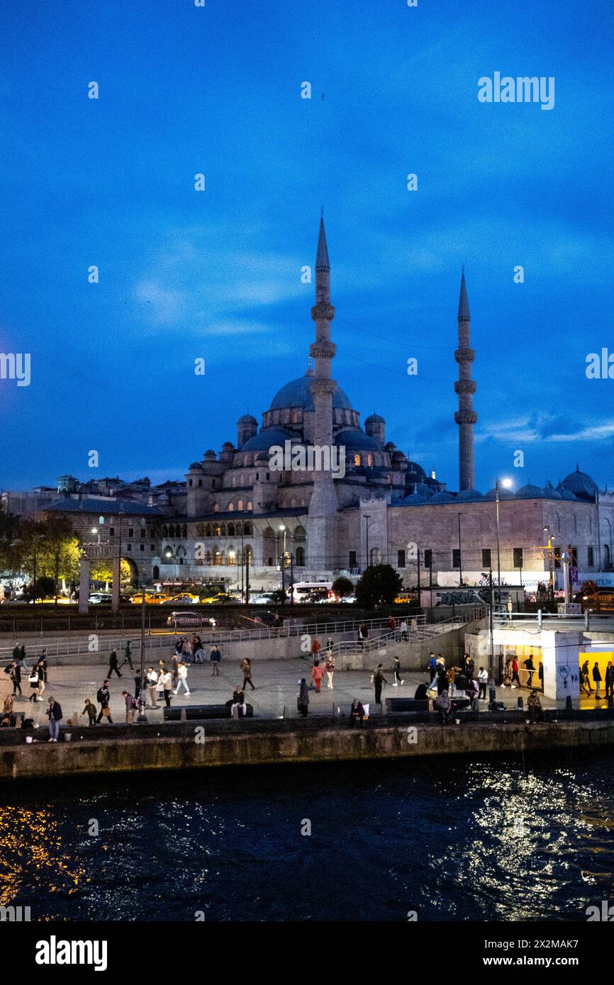 The cityscape at dusk of the Golden Horn estuary with the New Mosque ...