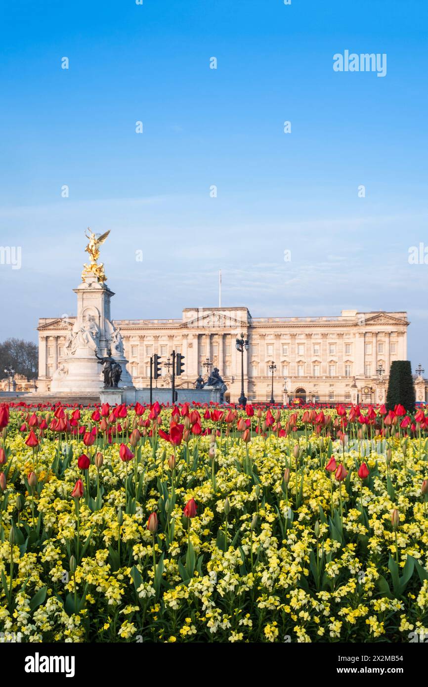 London landmarks buckingham palace hi-res stock photography and images ...