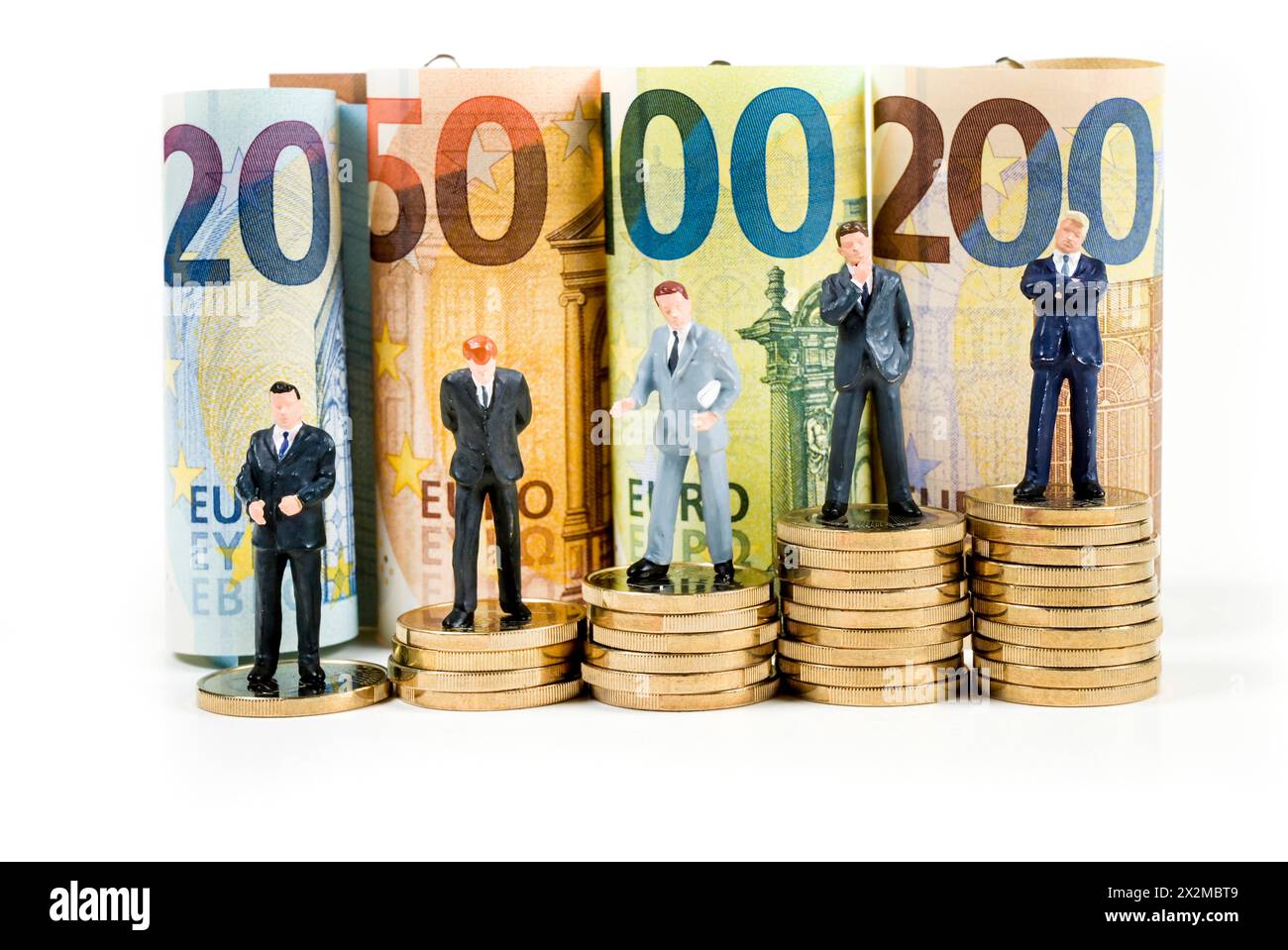 Symbolfoto Gehalt, Einkommen, Stapel Euromünzen aufsteigend *** Symbol ...