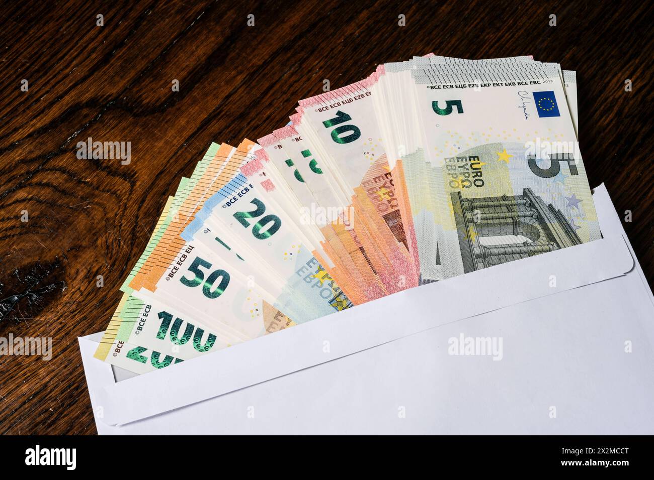 Umschlag voller Geld, Symbolfoto Gehaltstüte, Bestechlichkeit ...