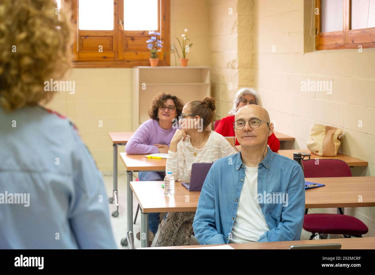 Older student classroom hi-res stock photography and images - Alamy