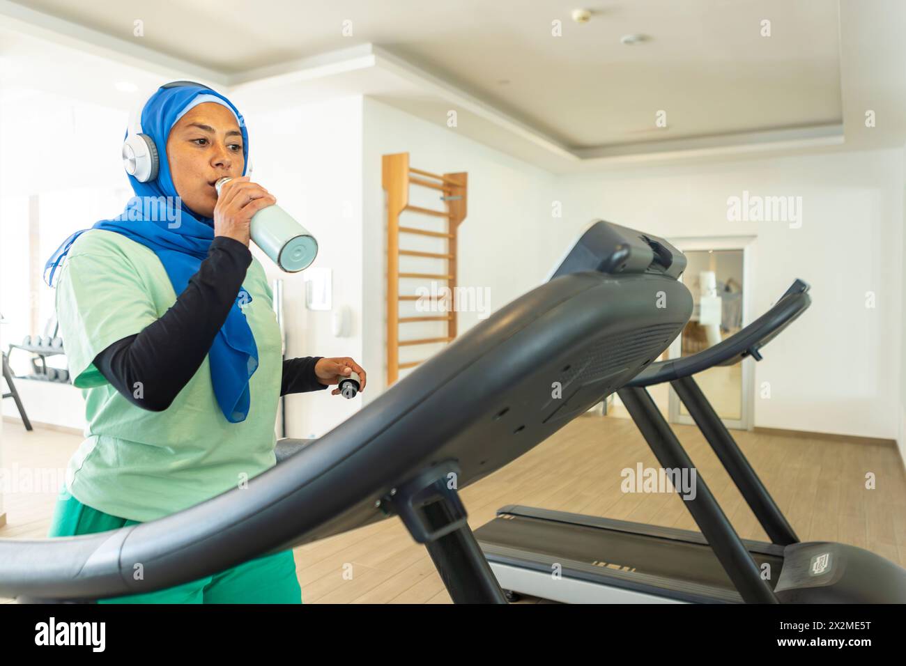Woman wearing hijab exercise hi-res stock photography and images - Alamy