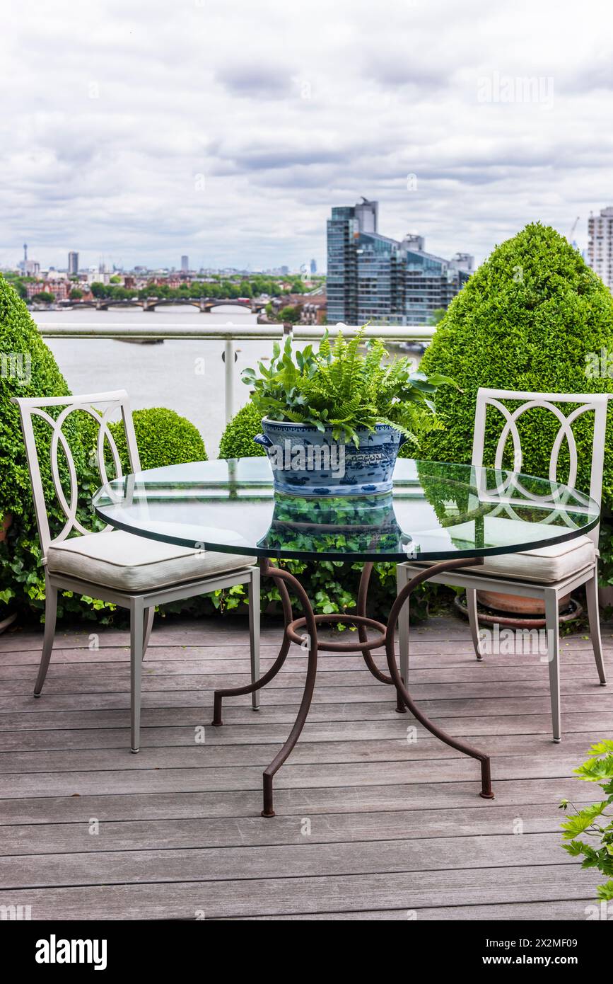 Table for two on Chelsea embankment, London, UK Stock Photo - Alamy