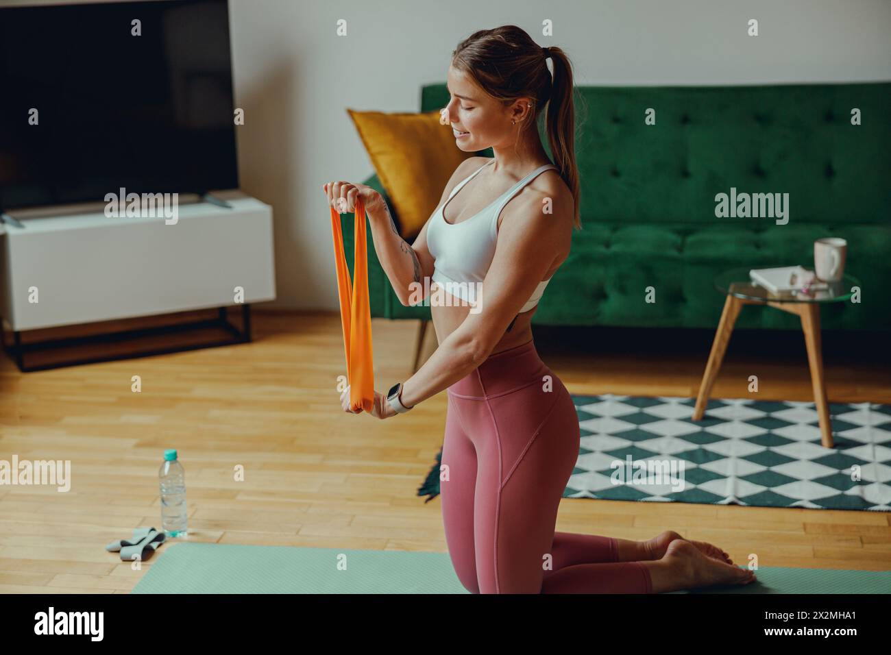 Kneeling thighs hi-res stock photography and images - Alamy