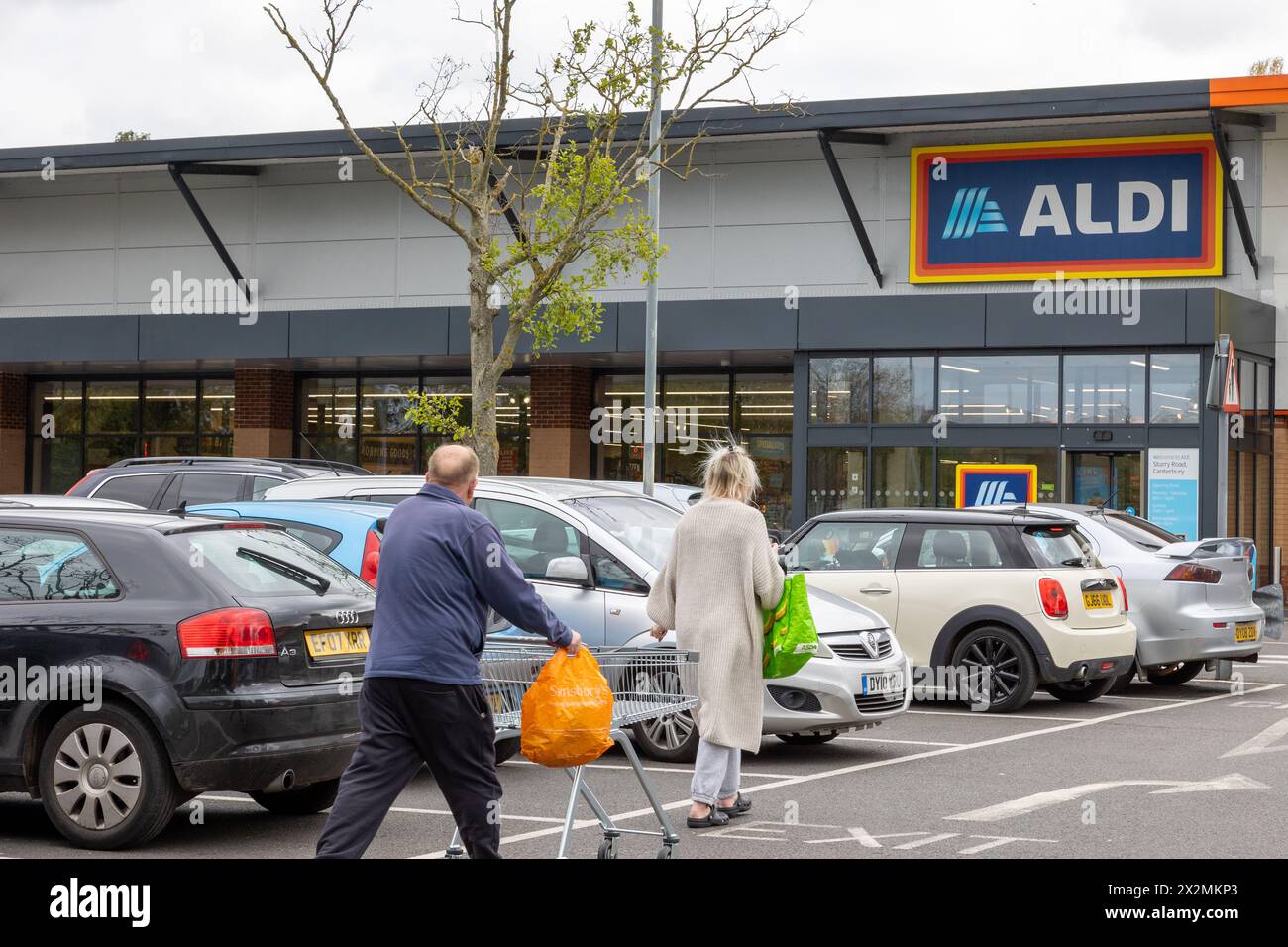 People shopping at Aldi Stock Photo - Alamy