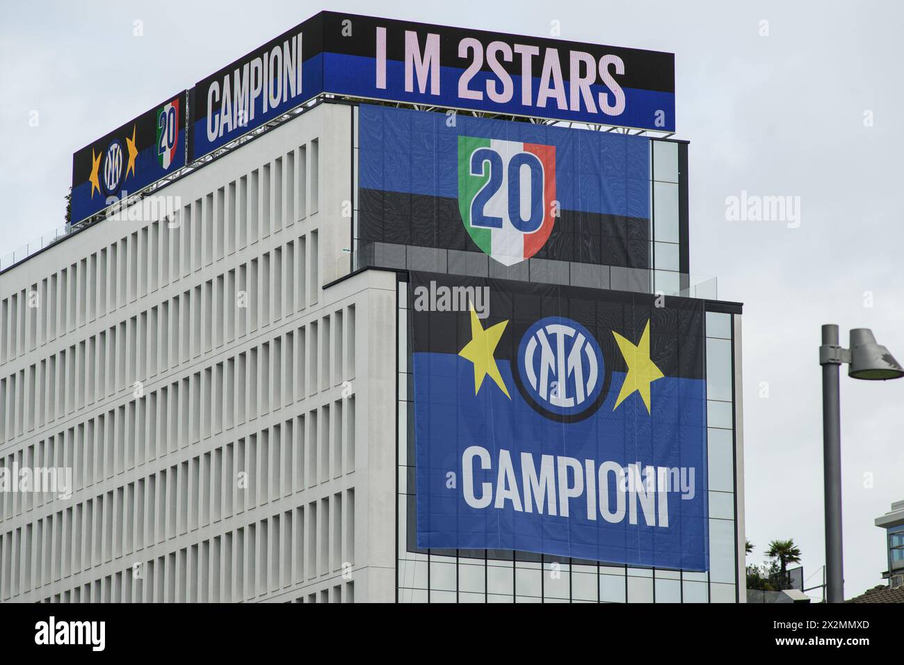 Milano, Italia. 23rd Apr, 2024. Gigantografia sulla facciata della sede ...