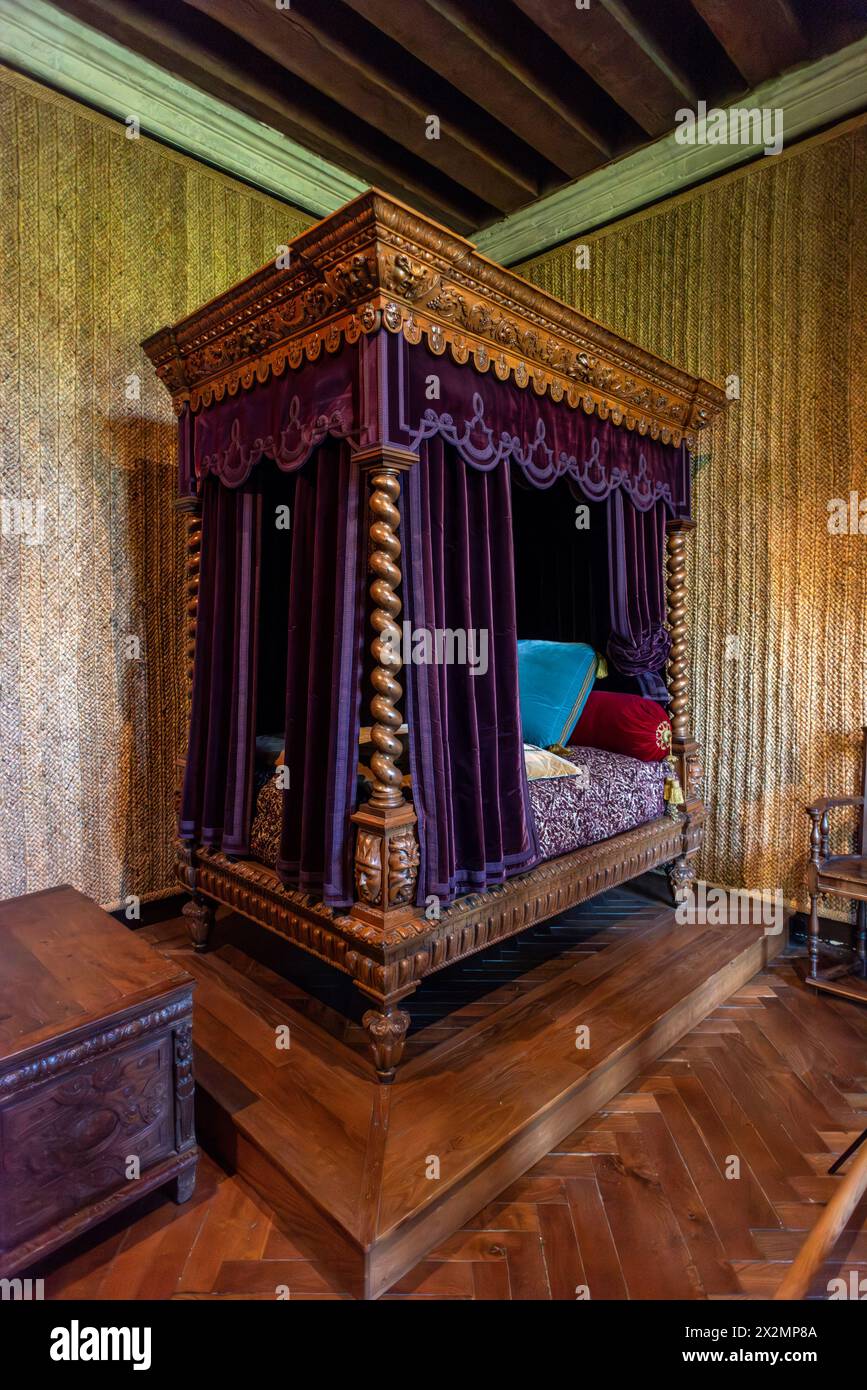 Medieval bed hi-res stock photography and images - Alamy