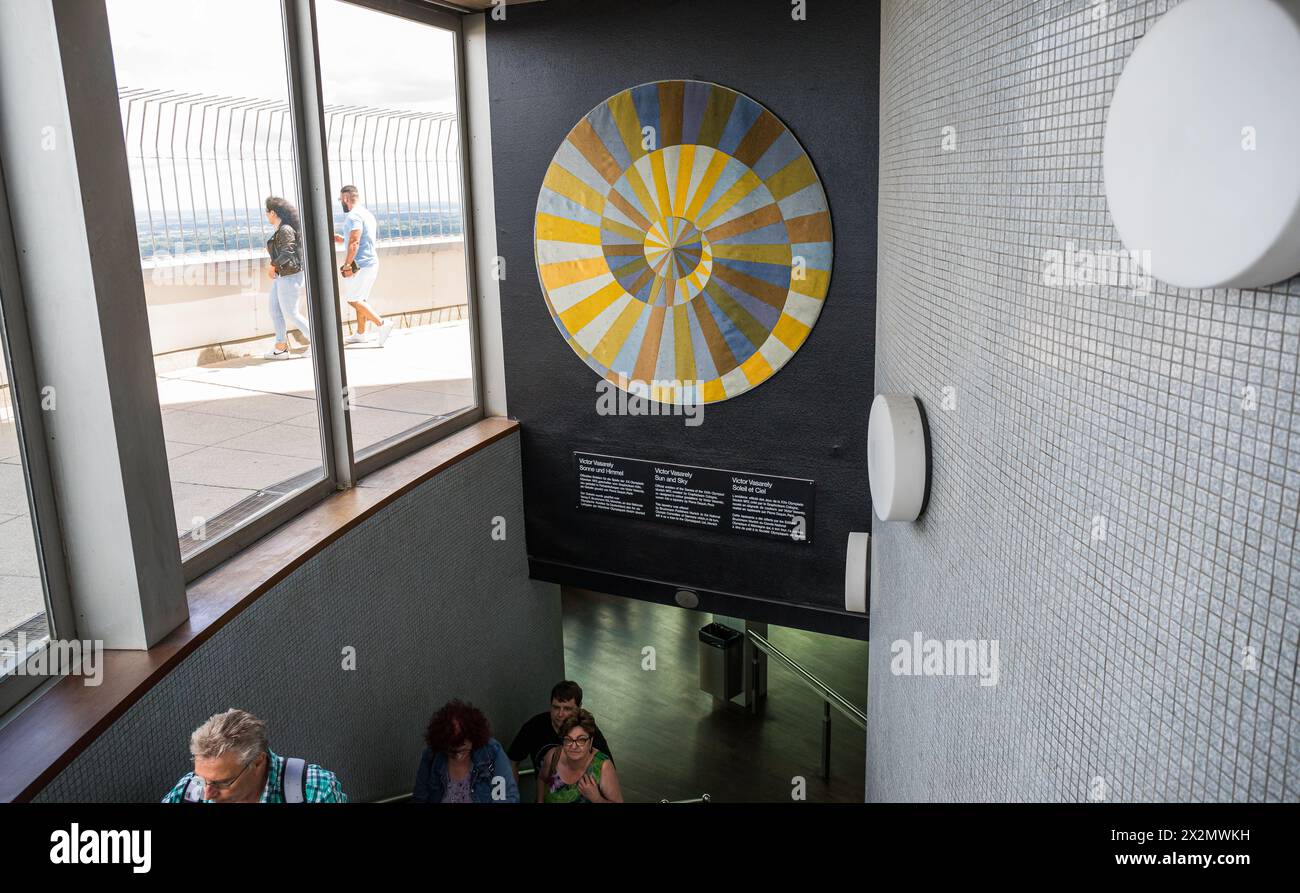 Das Offizielle Emblem der olympischen Sommerspiele München 1972 hängt ...