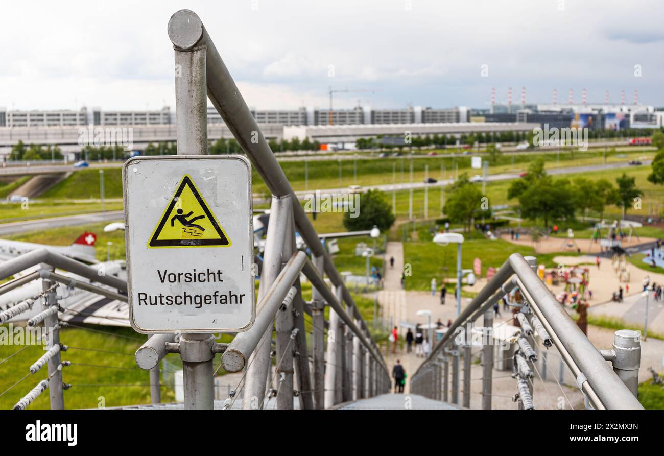 Die Treppe zum Besuchhügel beim Besucherpark des Flughafen München kann ... Die Treppe zum Besuchhügel beim Besucherpark des Flughafen München kann ...