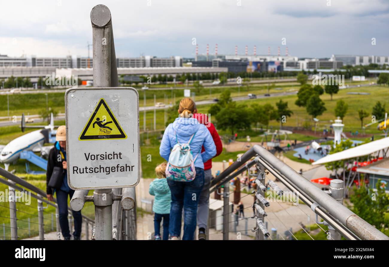 Die Treppe zum Besuchhügel beim Besucherpark des Flughafen München kann ... Die Treppe zum Besuchhügel beim Besucherpark des Flughafen München kann ...