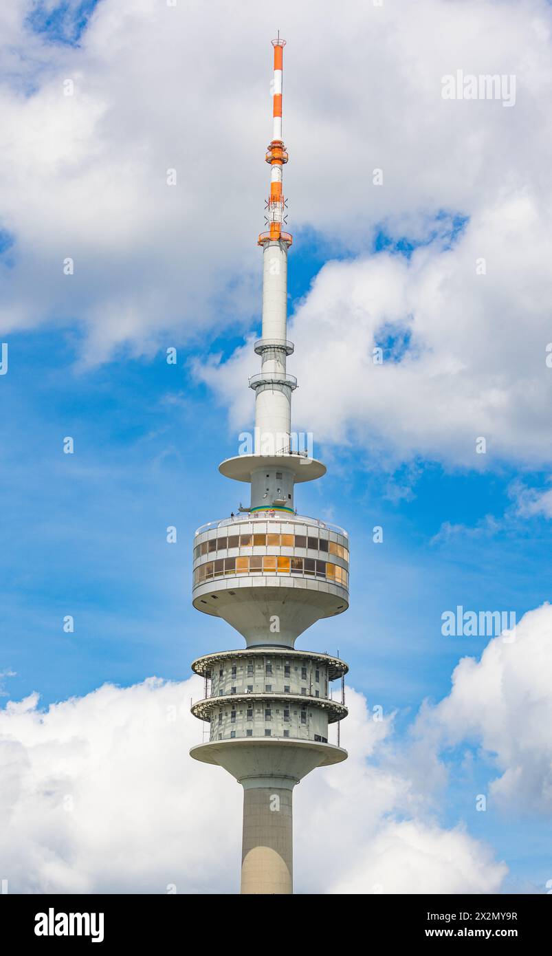 Auf dem Münchner Olympiaturm gibt es zwei Aussichtsplattformen. Mit dem ...