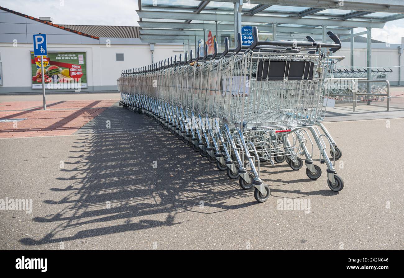 Einkaufswagen des Discounter Lidl. (Gaillingen am Hochrein, Deutschland ...