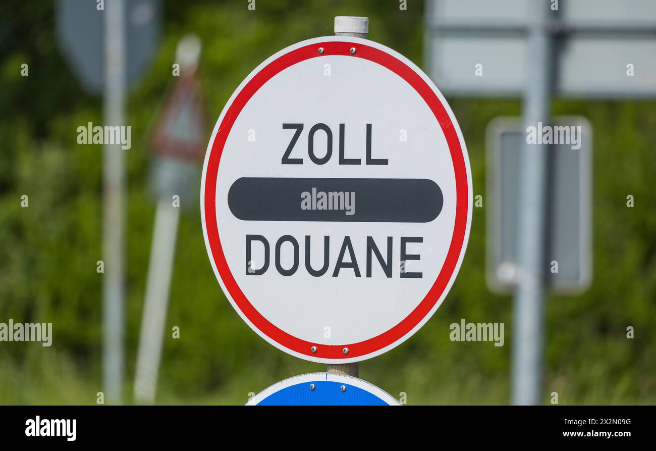Ein Verkehrsschild signailisert das man sich an einer Grenzstelle befindet. Das Wort Douane ist ...