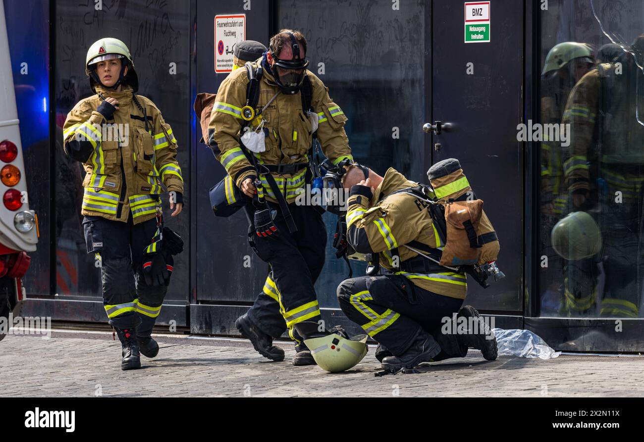 Zwei Feuerwehrmänner bereiten sich mit Atemschutz auf ihren Einsatz vor ...