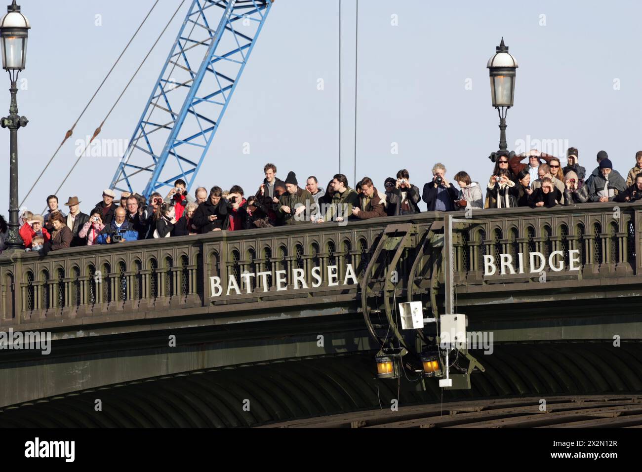 Pic shows: Whale in the River Thames in 2006 Rescuers battle to save a ...