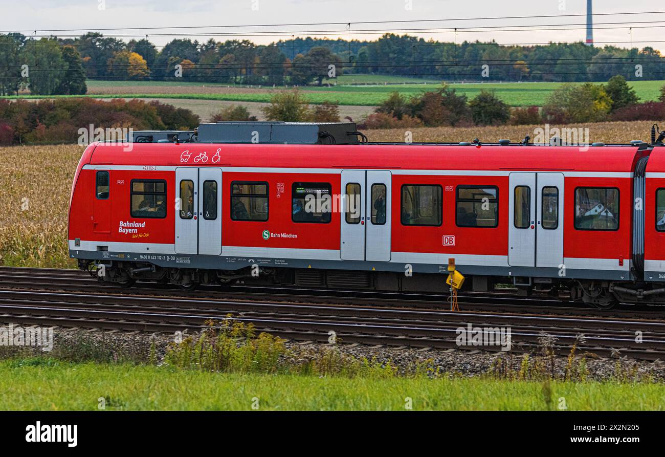 Ein Triebzug der S-Bahn München der DB Baureihe 423 ist auf der Bahnstrecke zwischen München und ...